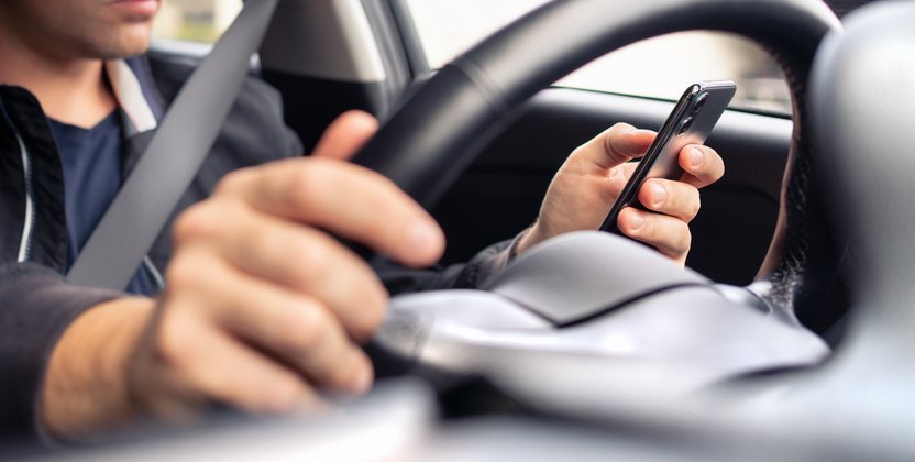 Téléphone au volant : risques et amendes - GMF